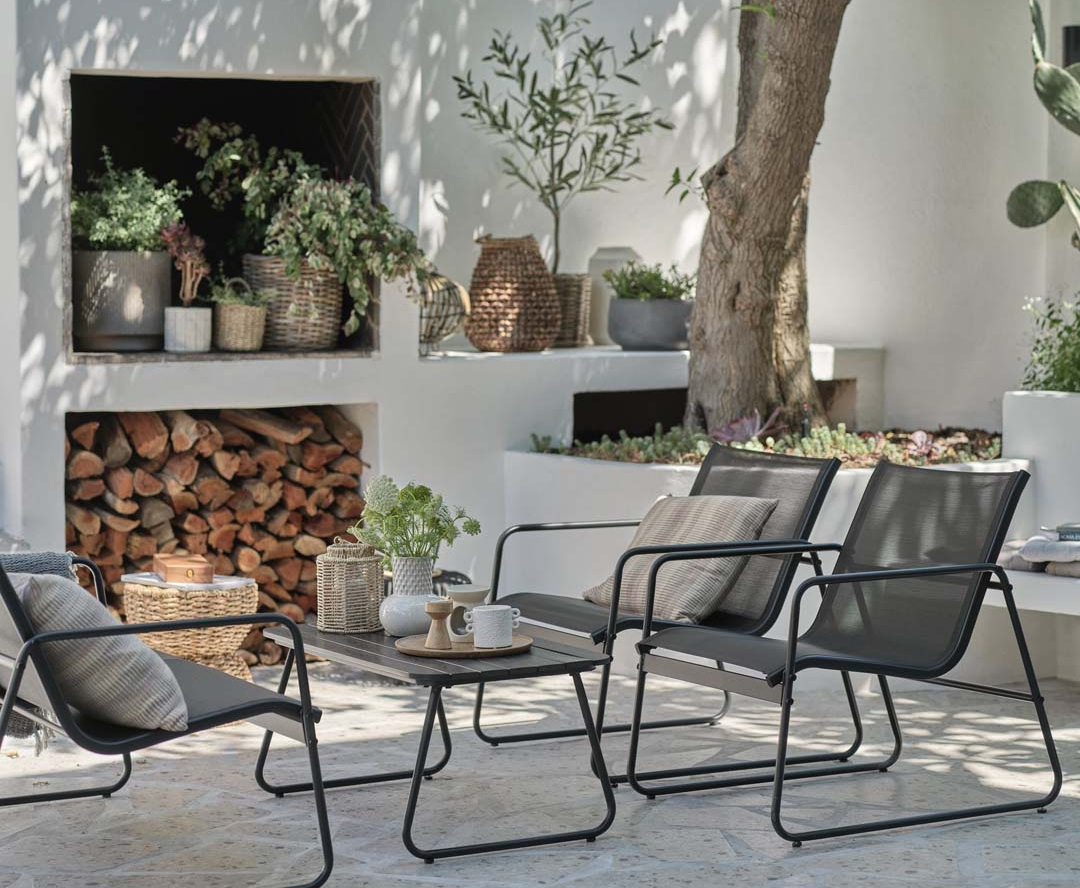 Designing outdoor spaces with a mix of indoor-outdoor décor - JYSK